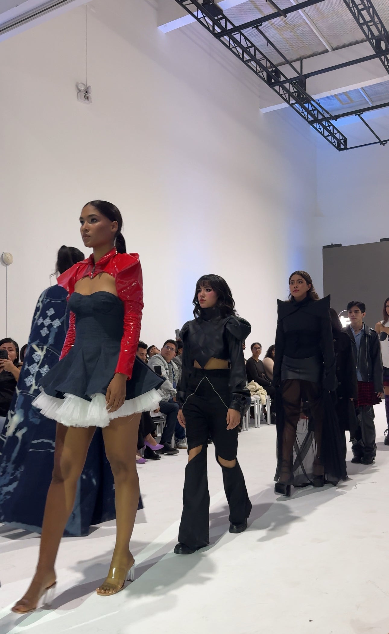 ESTUDIANTES DE CHIO LECCA PARTICIPAN EN EL DESFILE ICONIC RUNWAY – Chio ...
